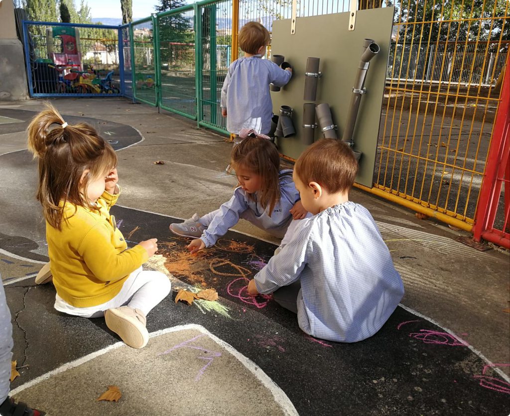 Petits i grans celebrem la festa de l’Escola Arrels | Escola Arrels